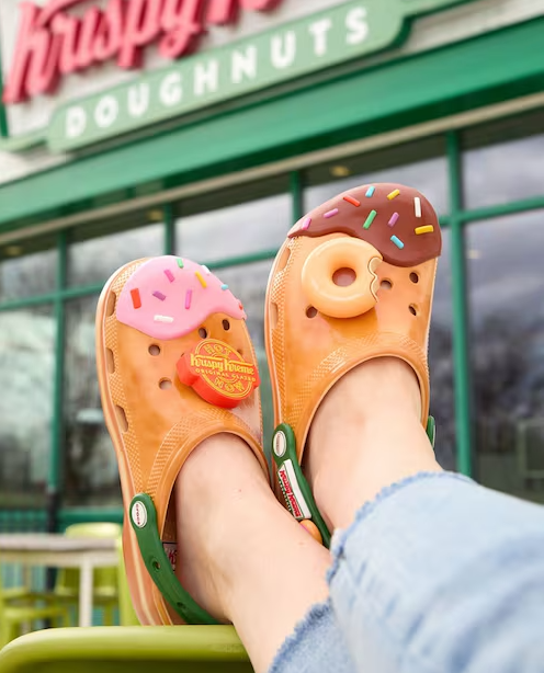 Crocs x Krispy Kreme: la colaboración más dulce del año
